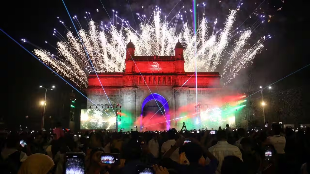 New Year 2026 Mumbai Celebration | मरीन ड्राइव से गिरगांव तक जश्न, कड़ी ...